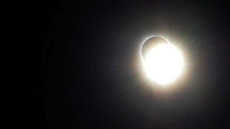 Así se vio el eclipse solar total desde el espacio