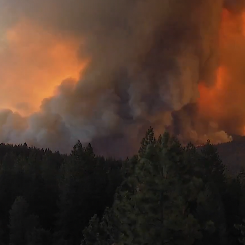 Grandes llamas y un remolino de fuego: así es el devastador incendio al ...