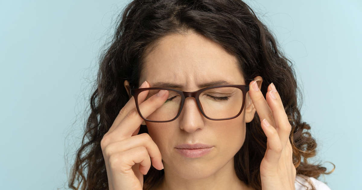 ¿Por qué me tiembla el ojo? ¿Es grave?