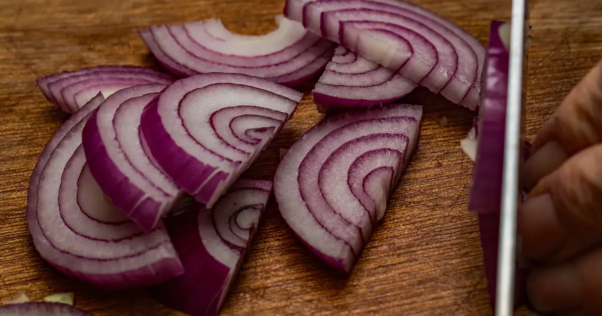 ¿Por qué lloramos al cortar cebollas?