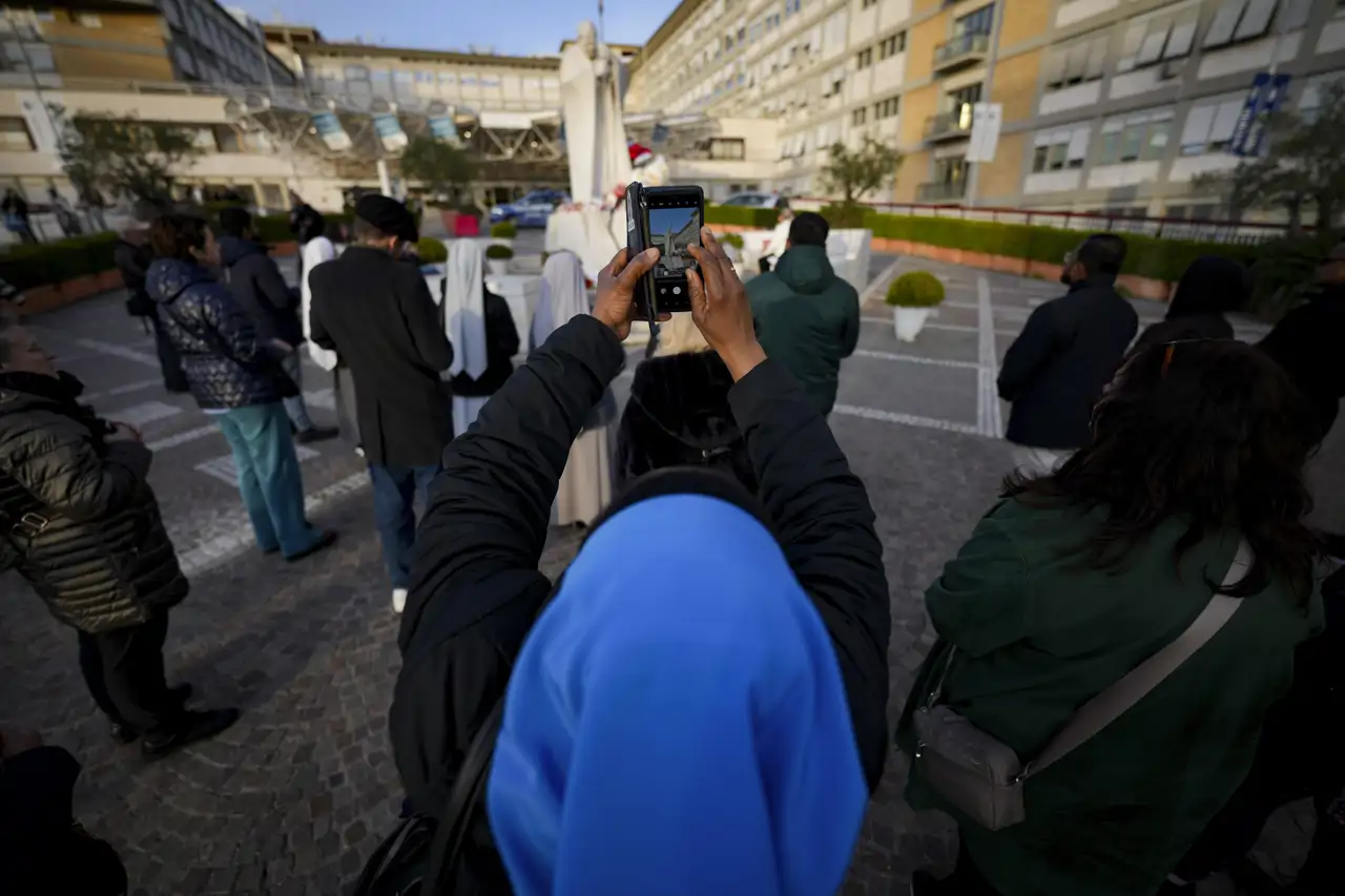¿Qué es la insuficiencia renal que complica la salud del papa Francisco?