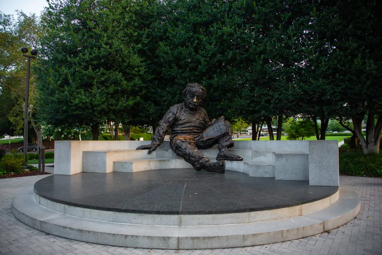 La curiosa historia del funeral íntimo de Albert Einstein (y del único fotógrafo que se coló en ...