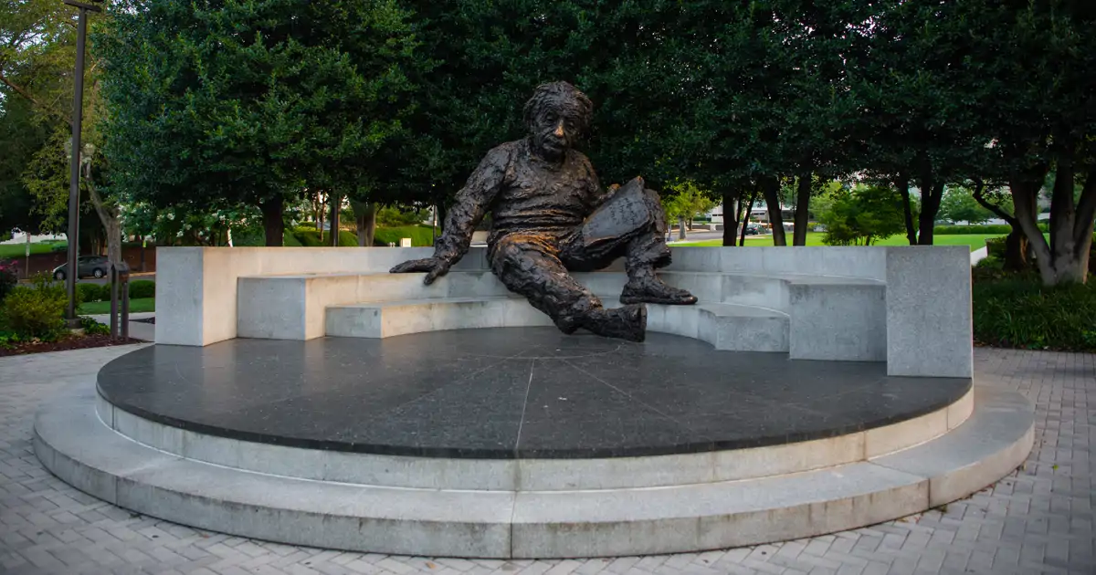 La curiosa historia del funeral íntimo de Albert Einstein (y del único fotógrafo que se coló en ...