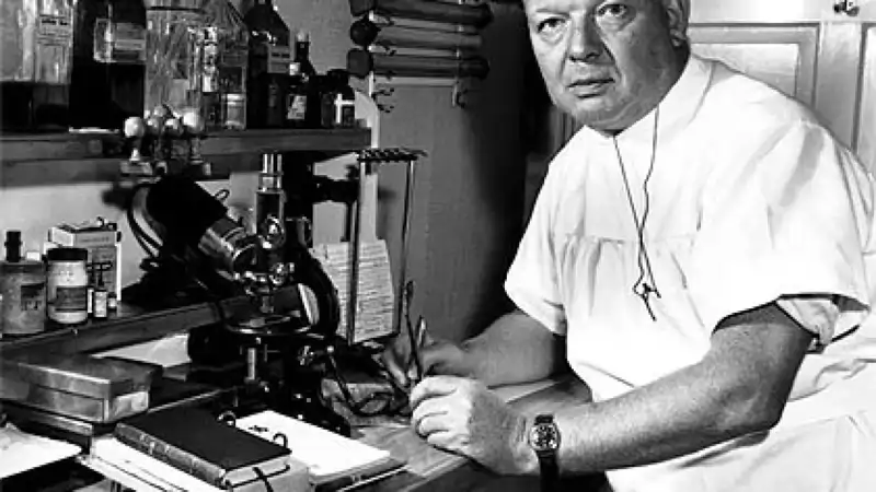 5 científicos que arriesgaron su vida por la ciencia: beber bacterias ...