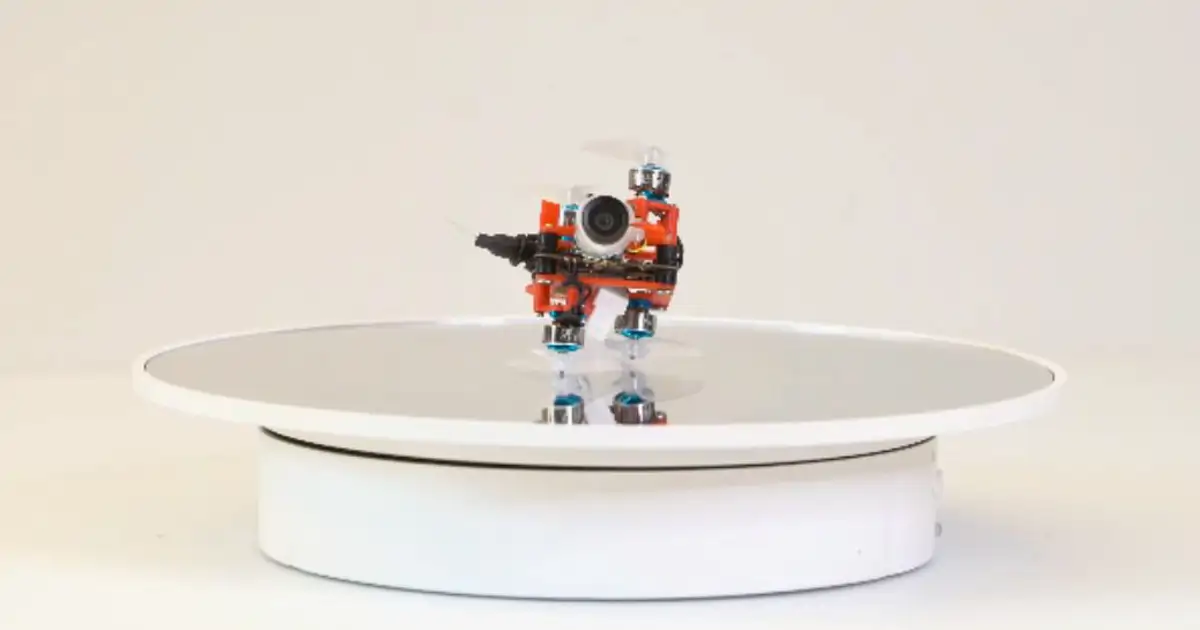 El dron más pequeño del mundo ya vuela: cabe en una simple lata de Pringles