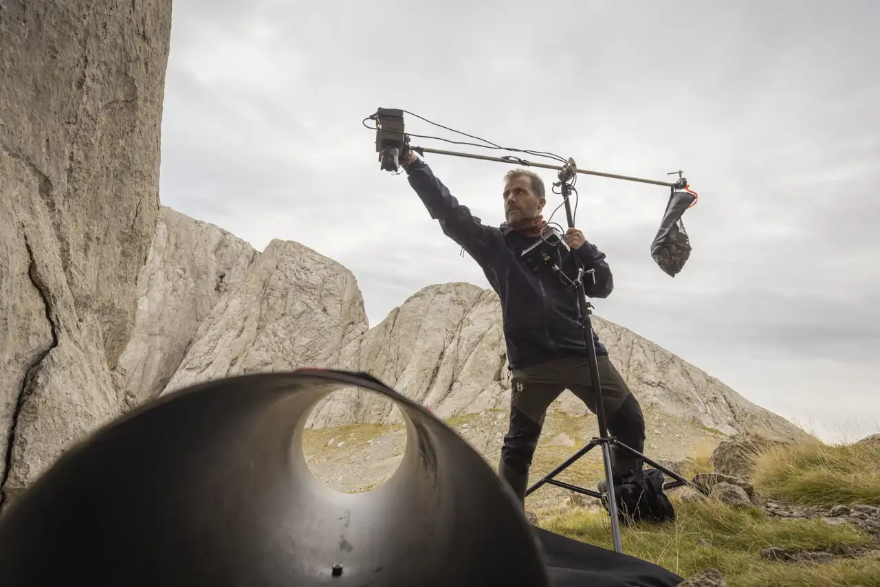 Xavi Bou, artista visual: "Hago visible lo que nuestros ojos no pueden ...