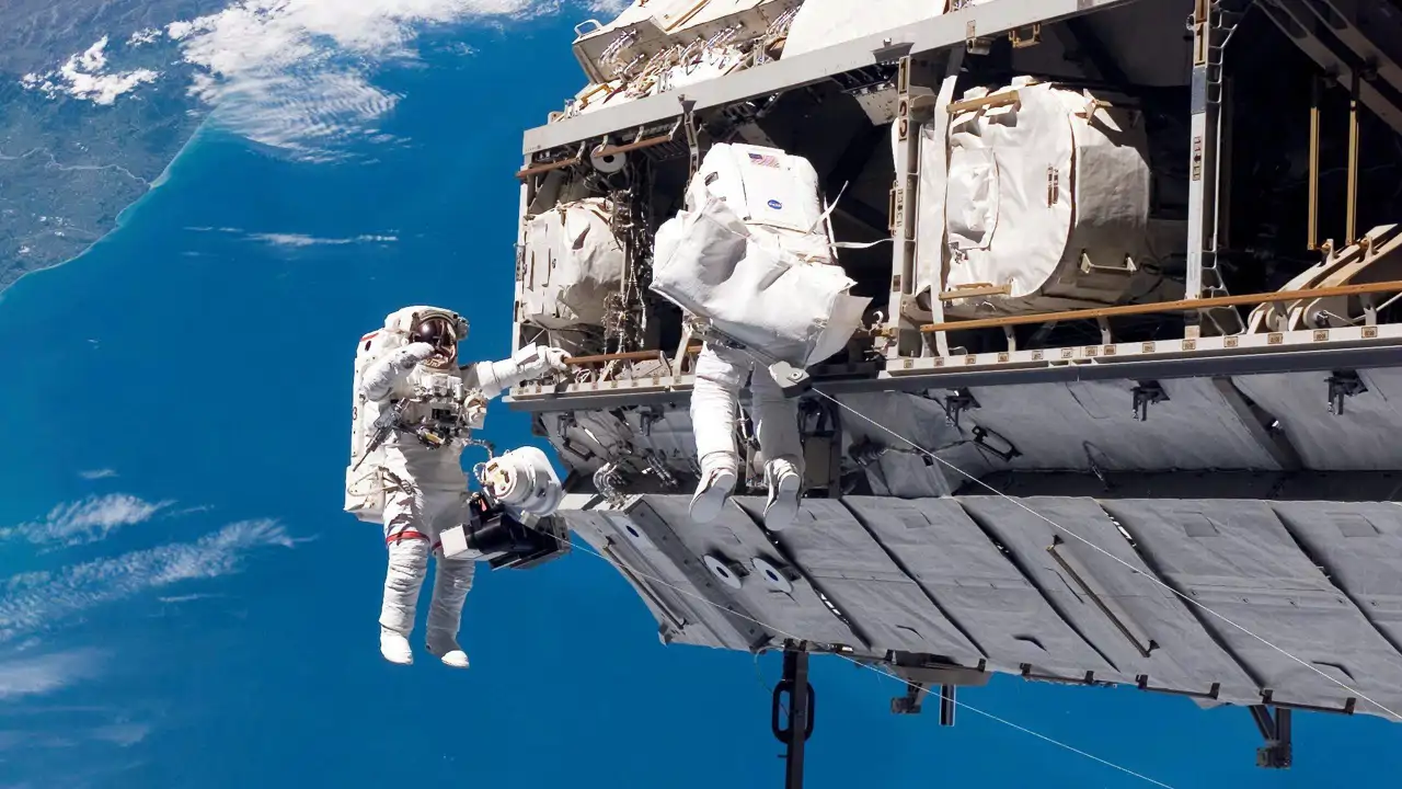 El telescopio James Webb revela el origen de unos enigmáticos puntitos ...