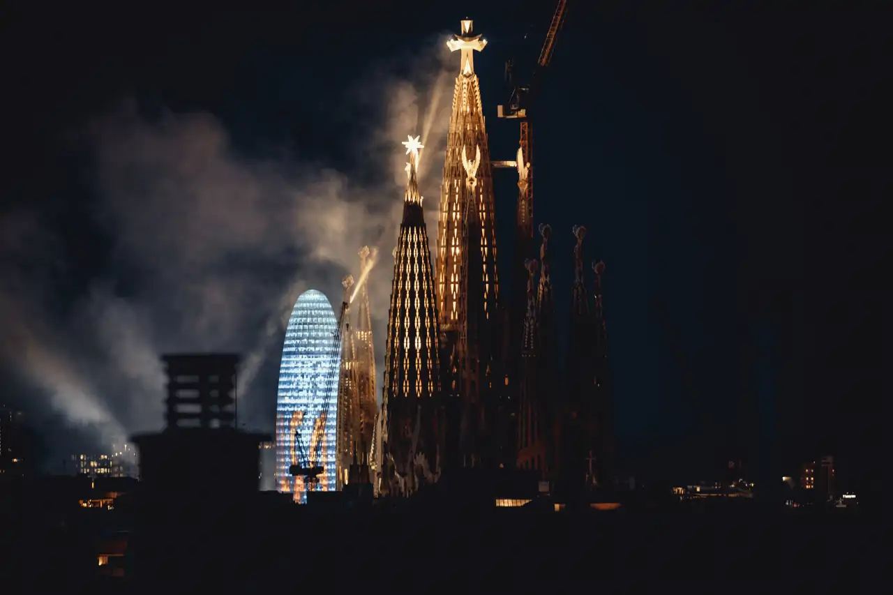 El papa León XIV bendice la torre más alta de la Sagrada Familia
